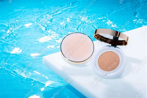 아크릴 색상 컬러 화장품 몸단장제품 스킨케어 탑앵글 파랑 물결 이미지 Jv11860679 게티이미지뱅크