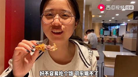 儿媳妇请农村婆婆吃饭，婆婆吃啥都被老公拦着，馋的婆婆口水直流 Youtube