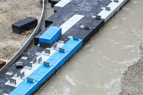 포장에 건설 공사 보도에 콘크리트 파버 블록의 설치 포장 포장의 행은 이미 준비가되어 있습니다 콘크리트 박격포를 잡는 데 시간이 좀 걸릴 것입니다 0명에 대한 스톡 사진 및