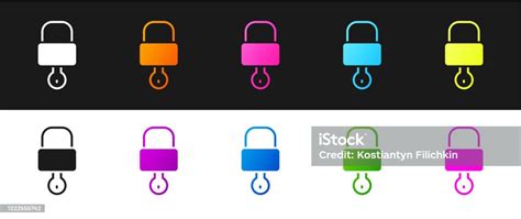 흑백 배경에서 잠금 및 키 아이콘을 격리된 설정합니다 자물쇠 기호입니다 보안 안전 보호 개인 정보 보호 개념 벡터 일러스트레이션