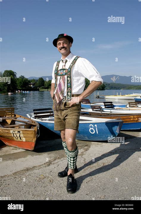 Männer Tragen Traditionelle Lederhosen Fotos Und Bildmaterial In