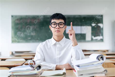 갑자기 영감을 받아 교실에서 공부하는 남대생 배경 대학생들 교실 배우다 배경 일러스트 및 사진 무료 다운로드 Pngtree