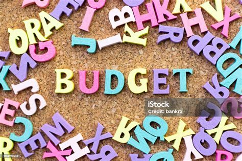 코르크 보드 배경에 프레임으로 다른 문자와 단어 예산에 색상 알파벳 경제에 대한 스톡 사진 및 기타 이미지 경제 계획