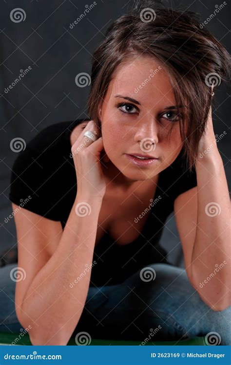 De Jonge Sexy Vrouw Kijkt Stock Afbeelding Image Of Jong