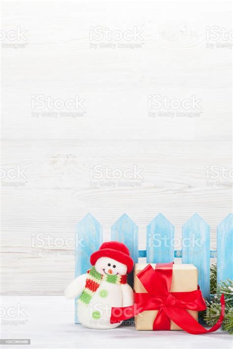 크리스마스 눈사람 장난감 선물 상자 및 전나무 나무 가지 0명에 대한 스톡 사진 및 기타 이미지 0명 12월 겨울 Istock