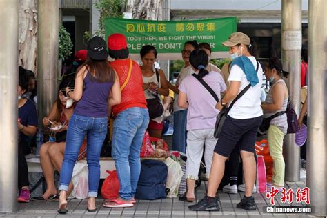 香港外佣聚集街头 警察到场执法