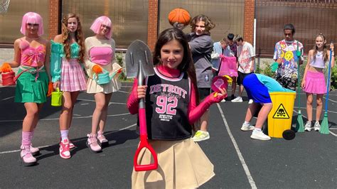 Камиль и Аминка АМИНА УСТРОИЛА ДЕНЬ УБОРКИ В КАМПУСЕ ЧТО НАШЛИ ПОДРОСТКИ В СТРАШНОЙ КОМНАТЕ