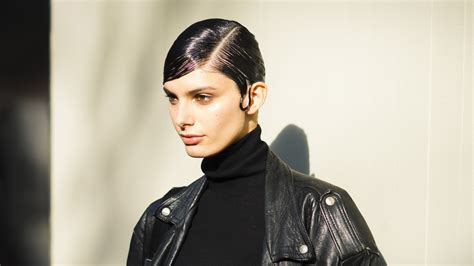 Ефект мокрого волосся трендова зачіска літа 2024