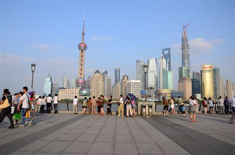 【携程攻略】上海外滩景点 什么时候去都是人山人海的外滩，怎么拍都超级美的外滩，像个万国建筑…