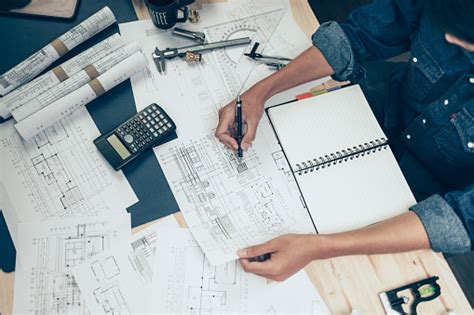 건축가 엔지니어는 청사진 작업을 하는 펜 드로잉 디자인을 사용합니다 주택 계획 설계 및 건설 개념 계산기에 대한 스톡 사진 및