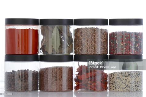 검은 뚜껑이 있는 투명한 항아리에 담긴 주방 조미료 세트 흰색 배경에 다른 향신료를 가진 두 줄의 용기 0명에 대한 스톡 사진 및 기타 이미지 Istock