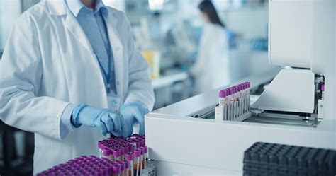 현대 의료 시설의 무균 환경에서 일하는 익명의 여성 과학자를 클로즈업합니다 고급 진단 장비를 작동하는 숙련된 실험실 기술자 혈액 샘플 처리 실험실에 대한 스톡 사진 및 기타