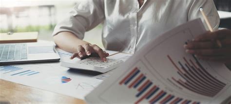 감사 회사 기업 여성 재무 감찰관 은 계산 균형 확인에 대한 보고서를 수행합니다 국세청은 랩톱 컴퓨터와 계산기로 문서를 검사합니다 경영자에 대한 스톡 사진 및 기타 이미지