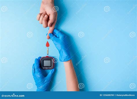 Verpleegster Die Een Hand Van De Bloedonderzoekmens ` S Met Rode