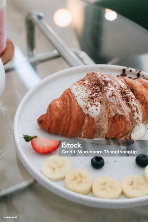 달콤한 토핑 바나나 크림 및 딸기를 곁들인 수제 신선한 크로와상 프랑스 과자 여름 디저트 건강한 생활방식에 대한 스톡 사진 및 기타 이미지 Istock