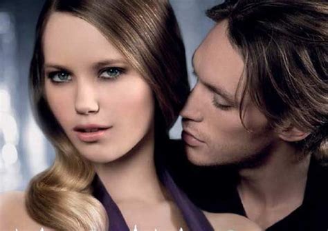 «Теплые точки Говорят что Коко Шанель утверждала будто брызнуть духами надо в первую очередь