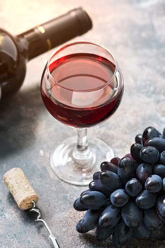 레드 와인 한 잔 포도 코르크와 병 와인의 개념입니다 선택적 초점 붉은 포도주에 대한 스톡 사진 및 기타 이미지 붉은 포도주 가을 개념 Istock