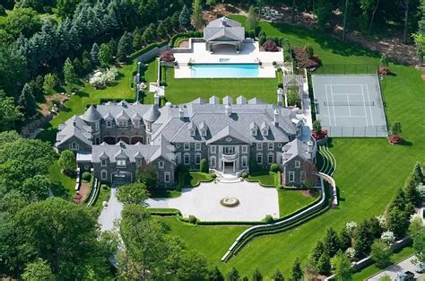 Stunning 17m Rumson Mansion Has An Underwater World Inside