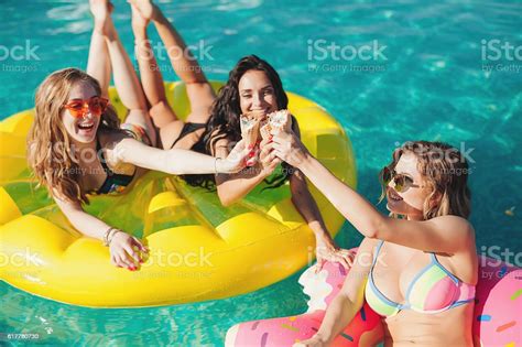 수영장에서 아이스크림을 먹는 선글라스를 입은 친구들 20대 감정에 대한 스톡 사진 및 기타 이미지 감정 냉동식품 다중 색상 Istock