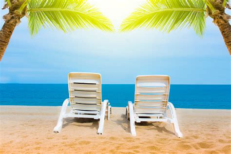 2 개의 자 및 Bokeh 비치 열 대 배경 여름 휴가 여행 아이디어 휴식 코코넛 나무와 모래 해변 0명에 대한 스톡 사진 및 기타 이미지 Istock