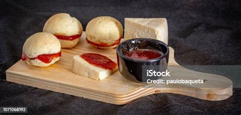 브라질 수 제 치즈 빵 일명 Pao De Queijo 소박한 배경에 구아바 디저트와 박제 갈색에 대한 스톡 사진 및 기타 이미지 Istock