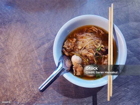 태국 현지 돼지고기 갈색 혈액 수프 흰 쌀 젓가락과 숟가락 평면도 0명에 대한 스톡 사진 및 기타 이미지 0명 갈색 거리 Istock