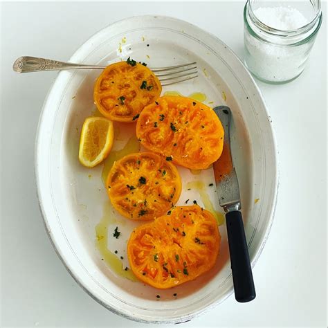 トマト🍅ステーキ 湯むきした🍅が好きだ。 よく冷やして オリーブ油🫒と岩塩🧂。 刻んだパセリ🌿とレモン🍋 どうしよう。 無限に食せるよ。