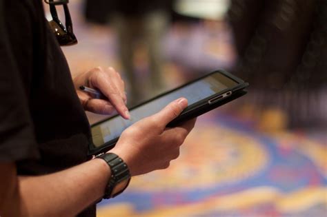 무료 이미지 스마트 폰 쓰기 손 Ipad 과학 기술 간단한 기계 장치 휴대 전화 닫다 안경 Nmc2010