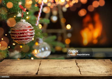 벽난로가 있는 크리스마스 배경에 빈 나무 테이블 복사 공간 크리스마스 트리에 대한 스톡 사진 및 기타 이미지 크리스마스 트리 겨울 벽난로 Istock
