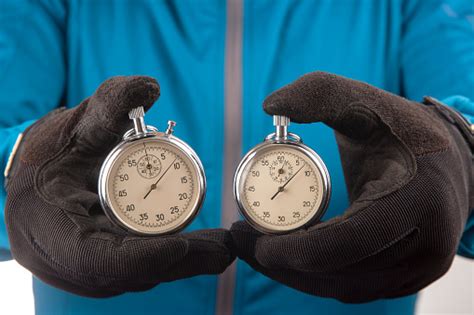 남성 손에 두 개의 기계식 스톱워치 시간 부분 정밀도 속도 간격의 측정 경쟁에 대한 스톡 사진 및 기타 이미지 경쟁 계시기 금속의 Istock