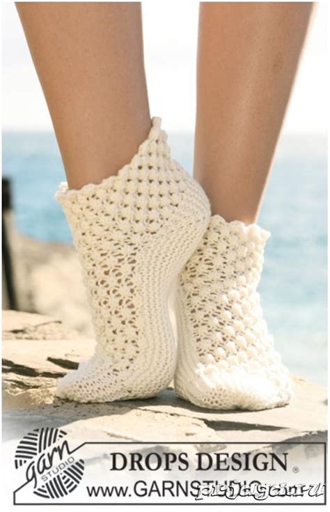 Ажурные носки спицами выполняются туда и обратно начиная от середины подошвы и заканчивая