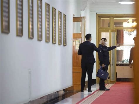 ВИДЕО УИХ ын гишүүн О Цогтгэрэл Д Ганбат нар зодолдож Х Нямбаатар сайд цагдаа нарыг дагуулан