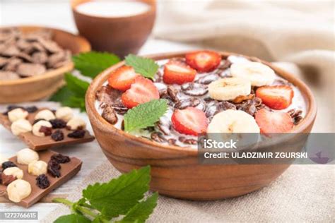 흰색 나무 배경과 린넨 직물에 나무 그릇에 우유와 딸기 초콜릿 콘플레이크 측면 보기 클로즈업 선택적 초점 0명에 대한 스톡 사진 및 기타 이미지 Istock