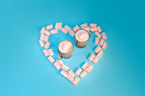 뜨거운 크리스마스 파란색 배경에 작은 투명 컵에 코코아 커피 또는 우유 크림와 마쉬 멜 로우 초콜릿 음료 겨울입니다 새 해 겨울에 대한 스톡 사진 및 기타 이미지 Istock