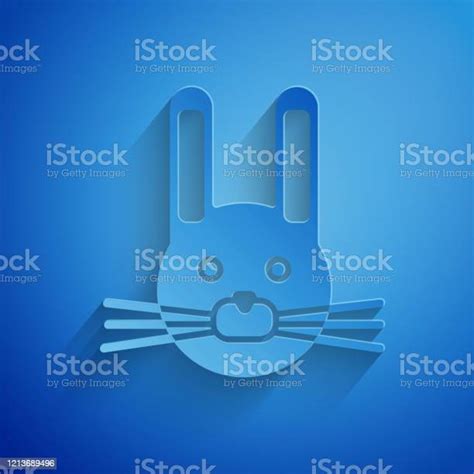 종이 는 파란색 배경에 고립 부활절 토끼 아이콘을 잘라 부활절 토끼 종이 아트 스타일입니다 벡터 일러스트레이션 개념에 대한 스톡