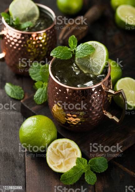 어두운 나무 배경에 라임과 민트와 나무 압착기와 구리 머그잔에 모스크바 노새 칵테일 0명에 대한 스톡 사진 및 기타 이미지 0명 Moscow Mule