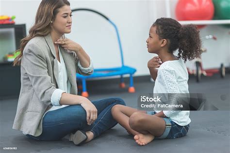 인종 자녀와 함께 일하는 여성 연설 치료사 물리치료사에 대한 스톡 사진 및 기타 이미지 물리치료사 10 11세 2명
