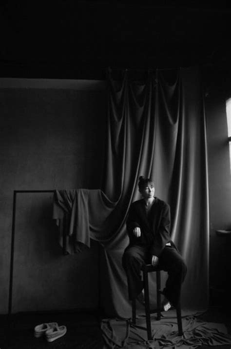 감정 검은 색 양복 고립된 구성 그레이스케일 그림자 나타내는 대조 덮는 천 드라마틱한 매우 복잡한 모델 모델 포즈 미니멀리스트 미술 미술 사진