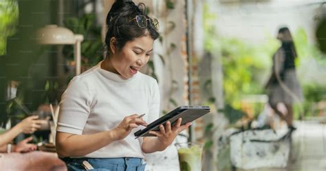 아시아 여성 프리랜서 디지털 유목민 경력 행복 작업 명랑 한 미소 스마트 기기로 온라인 작업 태블릿 스마트폰 해외 직업 프로젝트 어디서나 새로운 프레임리스 라이프 스타일