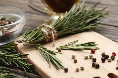 신선한 로즈마리 향신료 나무 배경에 오일 텍스트 공간을 사용한 평면 배치 구성 0명에 대한 스톡 사진 및 기타 이미지 0명 건강관리와 의술 검은색 Istock