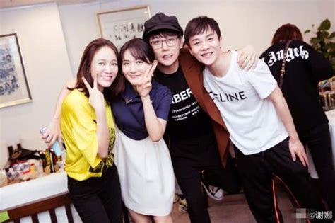 谢娜晒与众星合影 与张碧晨亲密同框打脸插足谣言 青岛新闻网