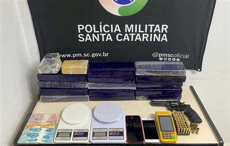 Jovem Tenta Subornar Policiais Com Dinheiro E Acaba Preso Com Drogas E