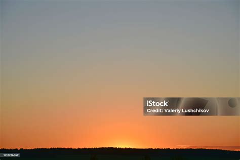 파란색과 노란색 반사가있는 맑은 저녁 일몰 아름답고 맑은 일몰 0명에 대한 스톡 사진 및 기타 이미지 0명 개념 건설 산업 Istock
