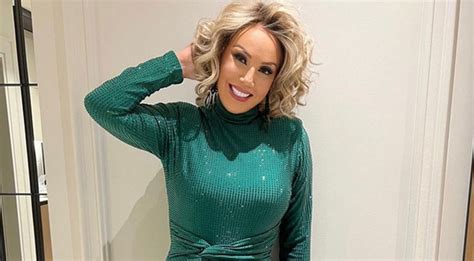 Лепа Брена на морска вълна тъне в разкош на ултраскъпата си семейна яхта ВИЖ Signal Bg