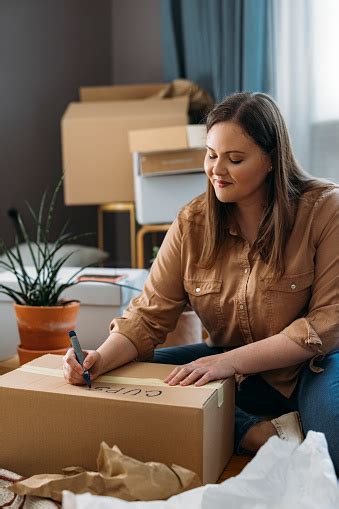 이사 골판지 상자를 포장하는 라벨을 붙이면서 바닥에 앉아있는 젊은 아름다운 플러스 크기의 여성 30 34세에 대한 스톡 사진 및 기타 이미지 Istock