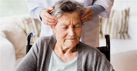 가정 방문 중 건강 방문자 및 노인 여성 여자 사원 마사지를 주는 알아볼 수 없는 간호사 사진 Unsplash의 환자 이미지