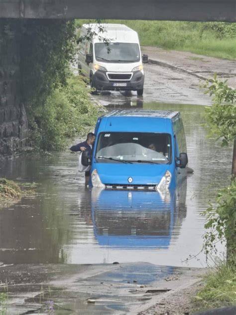 Силен дъжд и градушка паднаха в София мълния удари мъж в Младост снимки