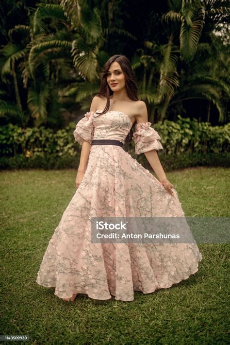 발리에서 열 대 정원에서 포즈를 취한 고급 스러운 부드러운 분홍색 드레스에 갈색 머리를 가진 아름 다운 여자 건강한 생활방식에 대한 스톡 사진 및 기타 이미지 Istock