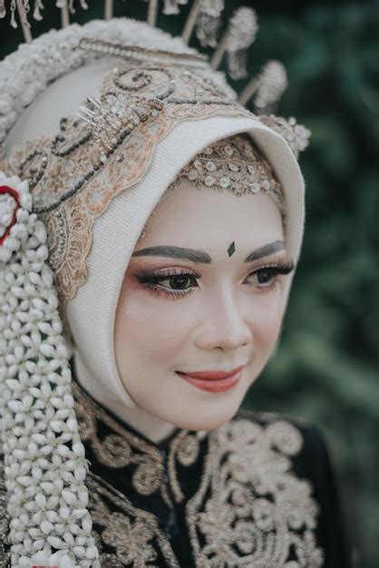 Premium Photo Close Up Portrait Of Young Woman Java Culture