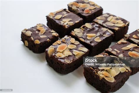 흰색 배경에 토핑 아몬드 슬라이스와 함께 그룹 초콜릿 브라우니 조각을 설정합니다 측면 보기 0명에 대한 스톡 사진 및 기타 이미지 Istock